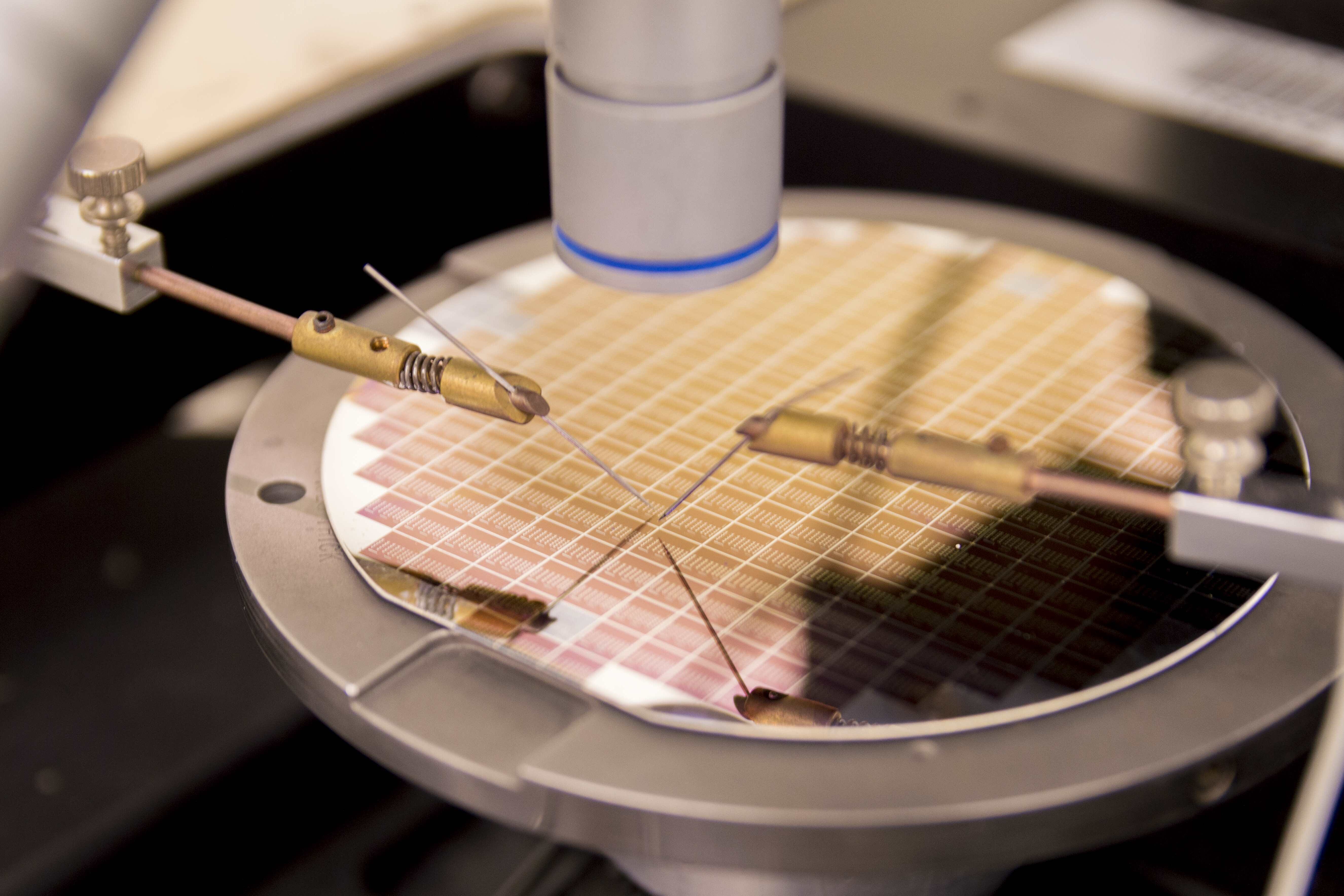 Manufacturing of SiSiC plates for semiconductor machines with a focus ...